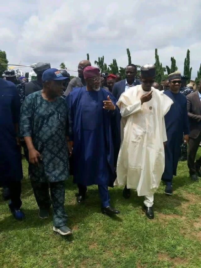 Buhari Leads FG Delegation to Esin-Ele, Orire LG Over Abduction of ...